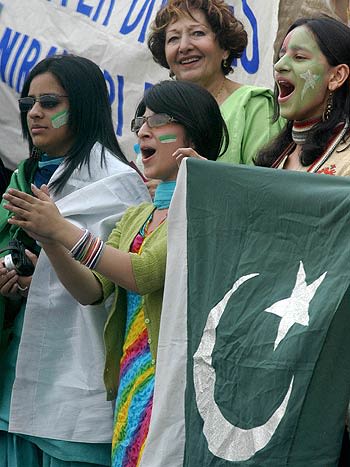 Pakistani supporters in full form | ESPNcricinfo.com