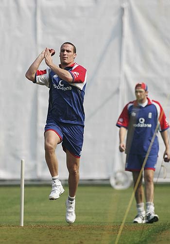 Simon Jones works on his swing | ESPNcricinfo.com