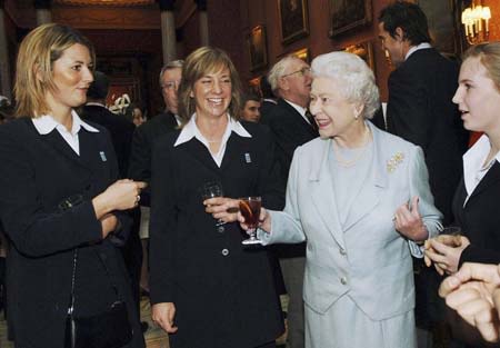 Queen Elizabeth II with Ashes winning England women's cricketers ...
