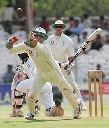 Geraint Jones stretches for a catch | ESPNcricinfo.com