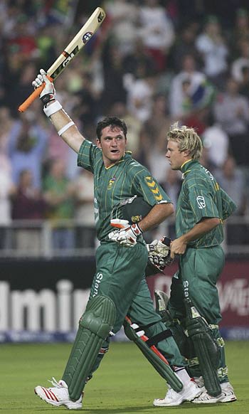 Graeme Smith salutes the crowd after his unbeaten 89 | ESPNcricinfo.com