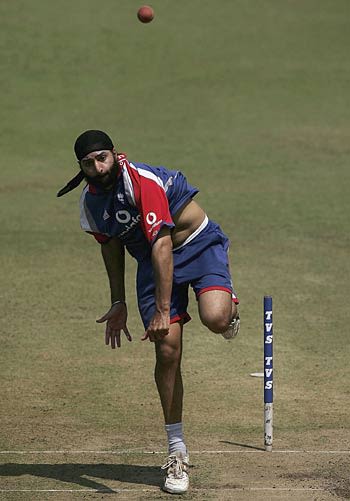 Monty Panesar gives it some air during training | ESPNcricinfo.com