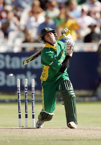 AB de Villiers plays an ugly heave - and misses | ESPNcricinfo.com