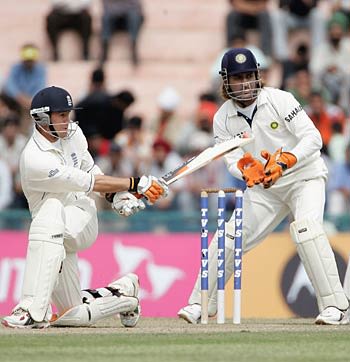 Geraint Jones sweeps square on his way to 52 | ESPNcricinfo.com
