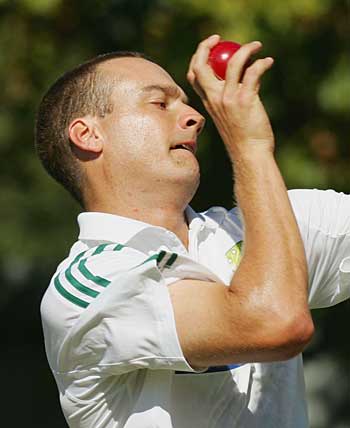 Stuart Clark is a picture of concentration | ESPNcricinfo.com