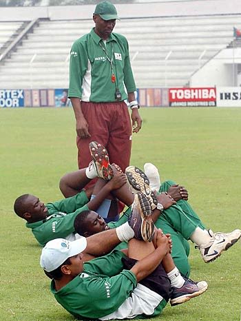 Roger Harper watches as Kenya's players loosen up | ESPNcricinfo.com