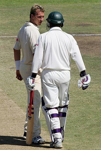 How are you? Brett Lee and Andrew Hall have words | ESPNcricinfo.com