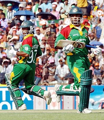 Javed Omar and Aftab Ahmed take a quick single | ESPNcricinfo.com