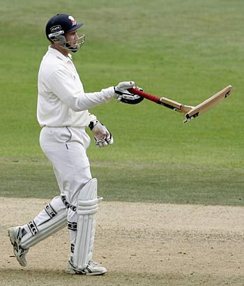 Matt Horne requests a new bat | ESPNcricinfo.com