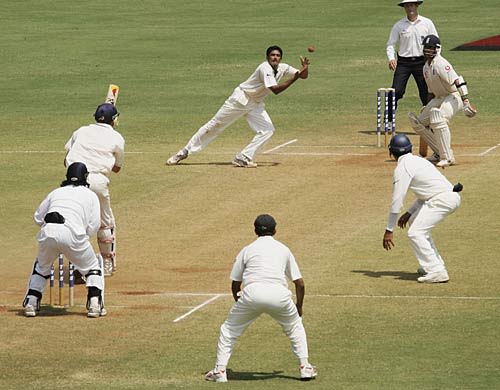 Anil Kumble pounces to catch Kevin Pietersen off his own bowling | ESPNcricinfo.com