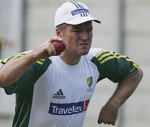 Stuart MacGill concentrates in the nets | ESPNcricinfo.com