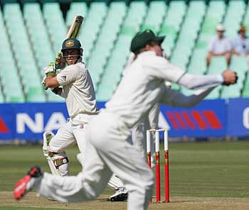 AB de Villiers takes a sharp catch to dismiss Matthew Hayden | ESPNcricinfo.com