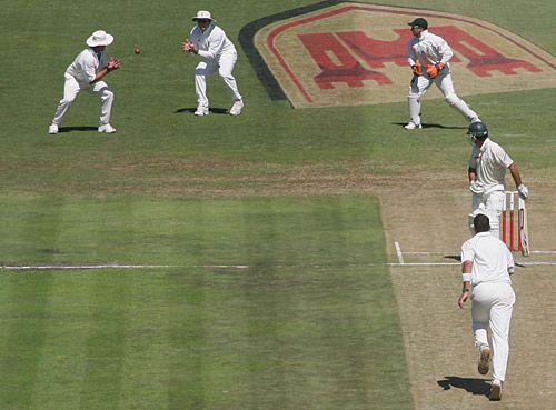 Oops. Neither of South Africa's slips attempt to catch Ricky Ponting | ESPNcricinfo.com