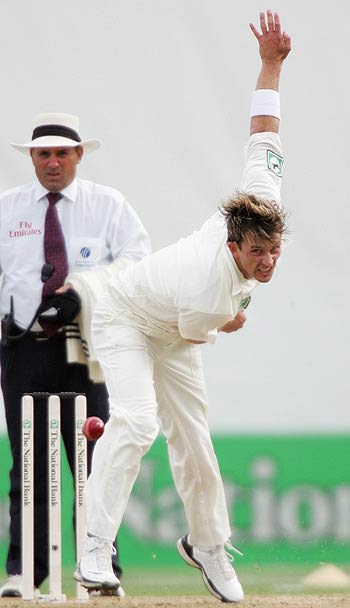 Shane Bond bowls against West Indies | ESPNcricinfo.com