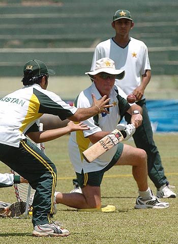 Bob Woolmer dishes out slip catching practice | ESPNcricinfo.com