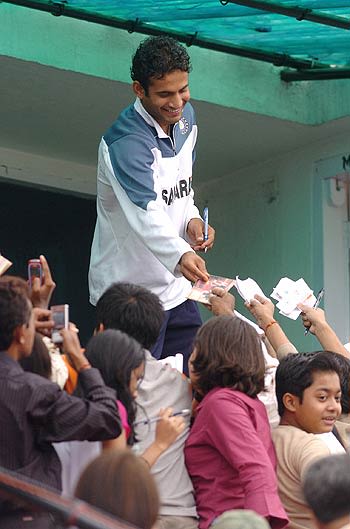 Irfan Pathan acknowledges fans with some autographs | ESPNcricinfo.com