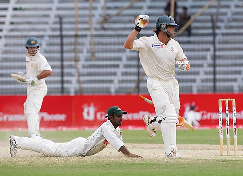 Adam Gilchrist loses his bat but makes his ground | ESPNcricinfo.com