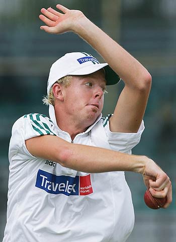 Dan Cullen bowls at the nets with his cap on | ESPNcricinfo.com