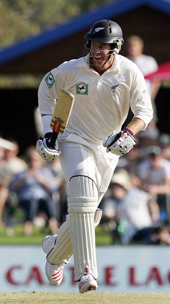 Jacob Oram hits the boundary that brings up his ton | ESPNcricinfo.com