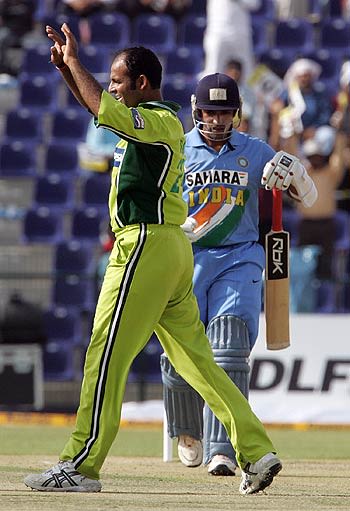 Rana Naved-ul-Hasan celebrates the wicket of Robin Uthappa ...