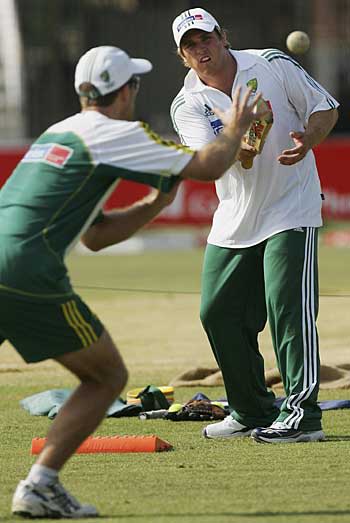 Mark Cosgrove gives Simon Katich catching practice | ESPNcricinfo.com