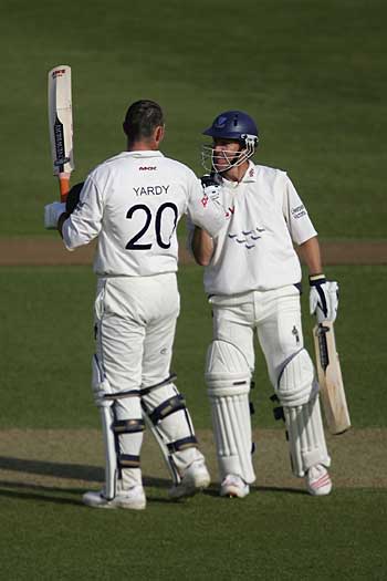 Murray Goodwin congratulates Michael Yardy on reaching his hundred ...