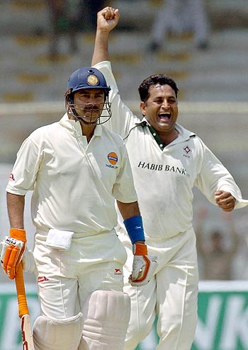 Manzoor Elahi celebrates after snapping up Manoj Prabhakar ...