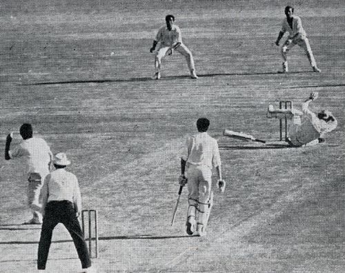 Terry Jenner is struck by John Snow | ESPNcricinfo.com