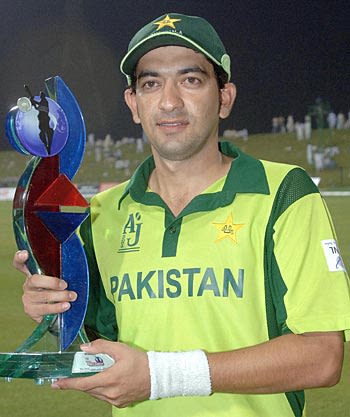 Hasan Raza with the trophy after Pakistan's victory | ESPNcricinfo.com