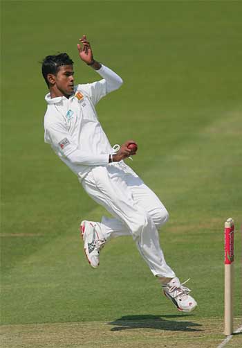 Nuwan Kulasekara runs in against England | ESPNcricinfo.com