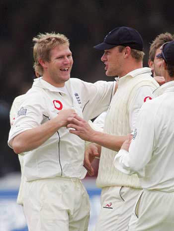Andrew Flintoff congratulates Matthew Hoggard on his 200th Test wicket ...