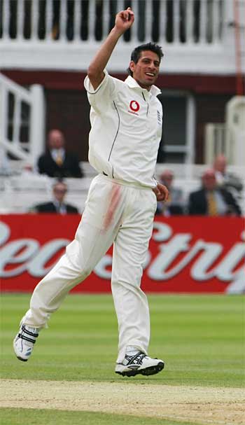 Sajid Mahmood celebrates the first of a quick double | ESPNcricinfo.com