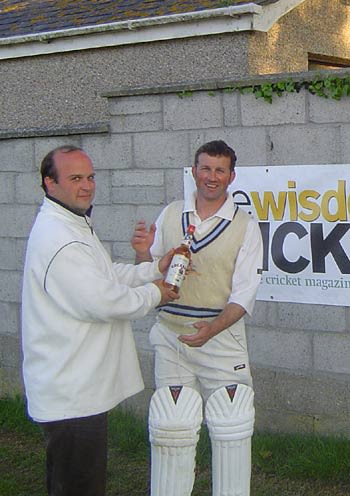 John Trewin is handed his man-of-the-match award | ESPNcricinfo.com