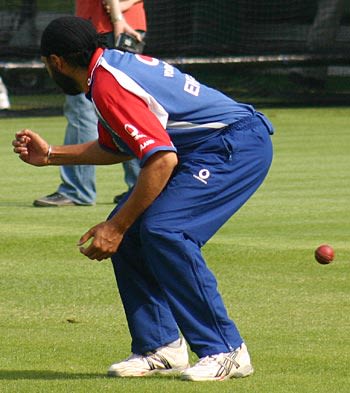 One flies past Monty Panesar during practice | ESPNcricinfo.com