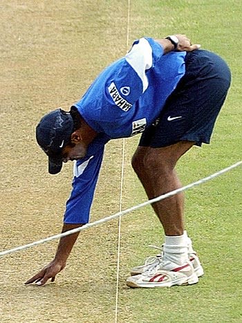 Rahul Dravid takes close look at the Sabina Park pitch | ESPNcricinfo.com