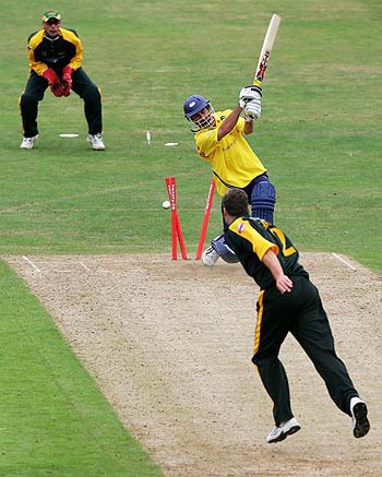 Adam Griffith knocks over Jason Gillespie | ESPNcricinfo.com