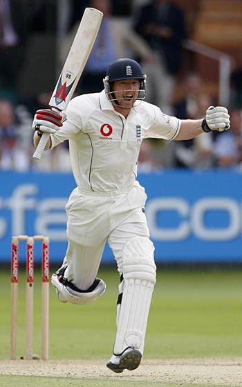Paul Collingwood roars his delight in reaching his second Test hundred ...