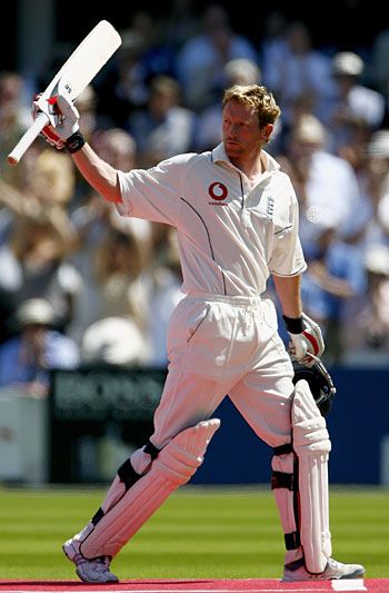 Paul Collingwood walks off to a standing ovation | ESPNcricinfo.com