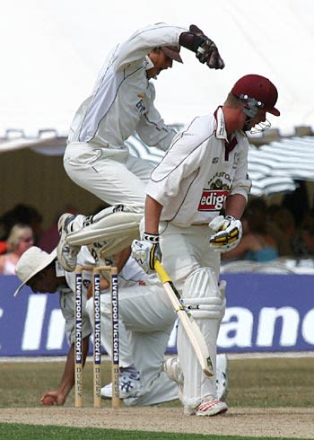 Azhar Mahmood catches Neil Edwards to the delight of Jonathan Batty ...