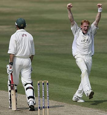 Steve Kirby celebrates, Graeme Hick departs | ESPNcricinfo.com
