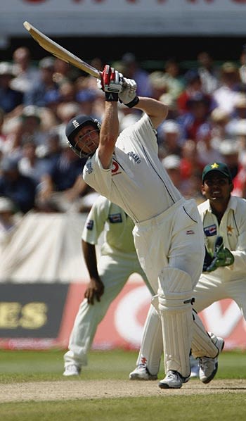 Paul Collingwood lofts one over long on | ESPNcricinfo.com Paul Collingwood lofts one over long on | ESPNcricinfo.com