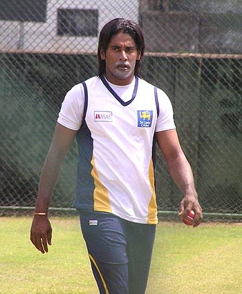 Chaminda Vaas gears up to bowl at the SSC nets | ESPNcricinfo.com