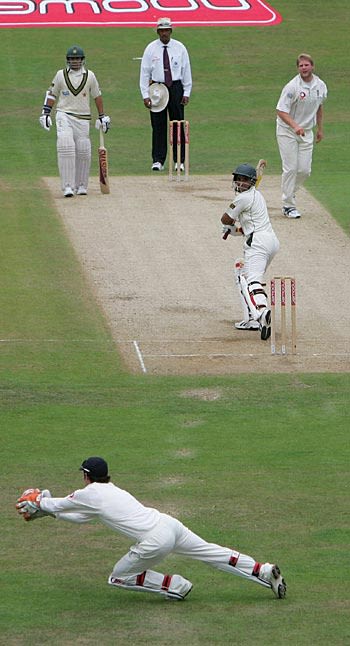 Chris Read takes a fine catch, his first on his comeback, to dismiss Taufeeq Umar | ESPNcricinfo.com