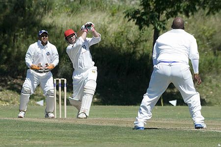 Ian Billcliff hits it out against Dwayne "Sluggo" Leverock ...