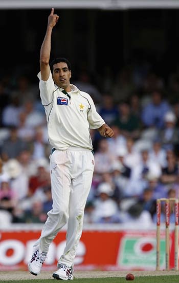 Umar Gul took the last two wickets in two balls | ESPNcricinfo.com