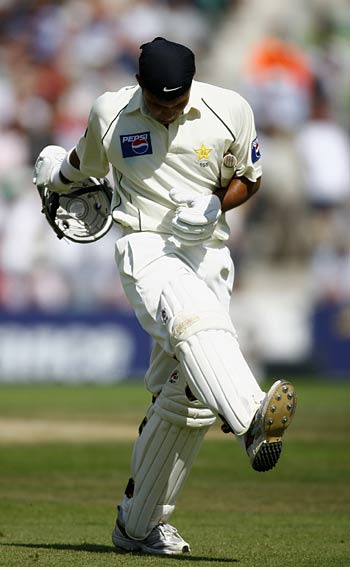 Imran Farhat kicks the ground after falling for 91 | ESPNcricinfo.com