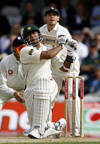 Shahid Nazir launches Monty Panesar over long on | ESPNcricinfo.com