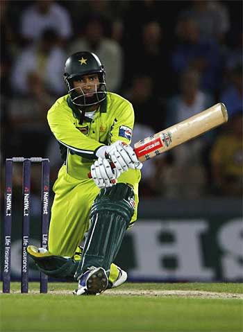 Mohammad Yousuf sweeps along to a supportive half-century | ESPNcricinfo.com