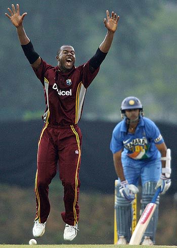 Dwayne Smith traps Rahul Dravid lbw | ESPNcricinfo.com