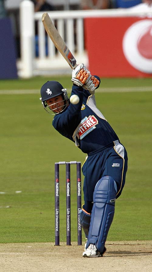 Geraint Jones clobbers one down the ground | ESPNcricinfo.com